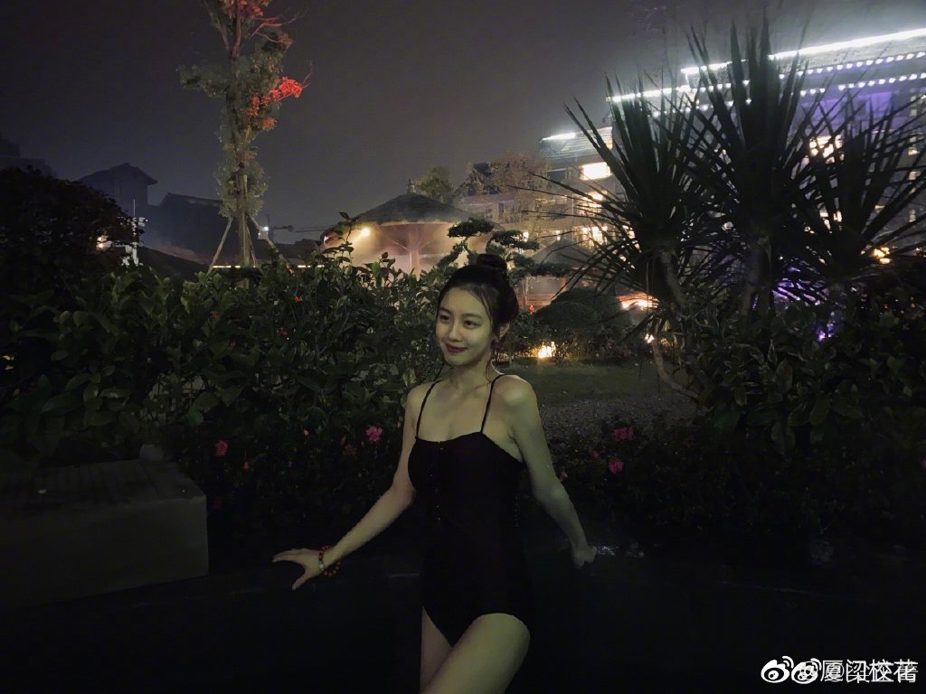 她叫梁芷菁 00年，就读于上海戏剧学院，身高166cm，很可爱的女生