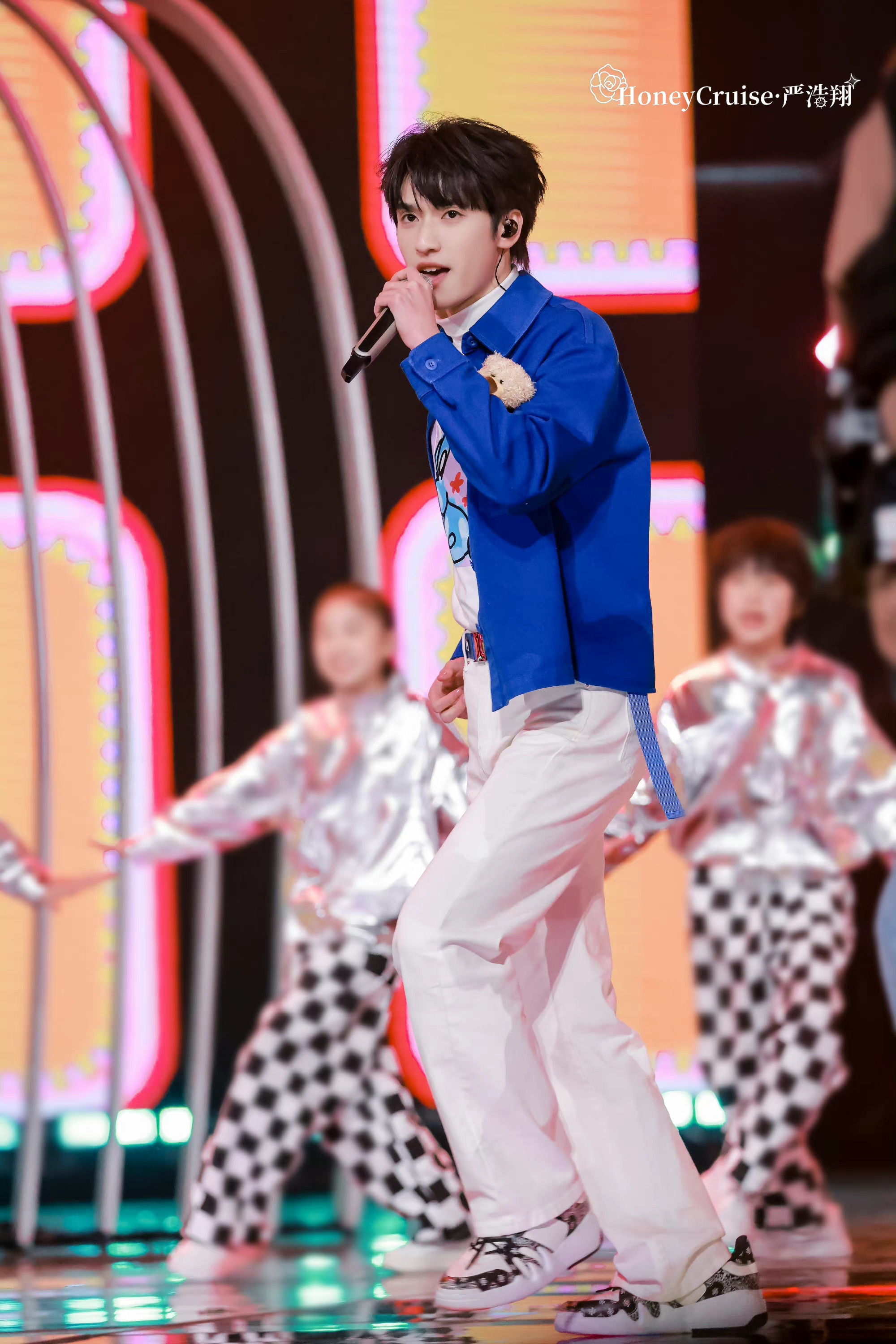 严浩翔湖南卫视小年夜彩排照新鲜出炉……