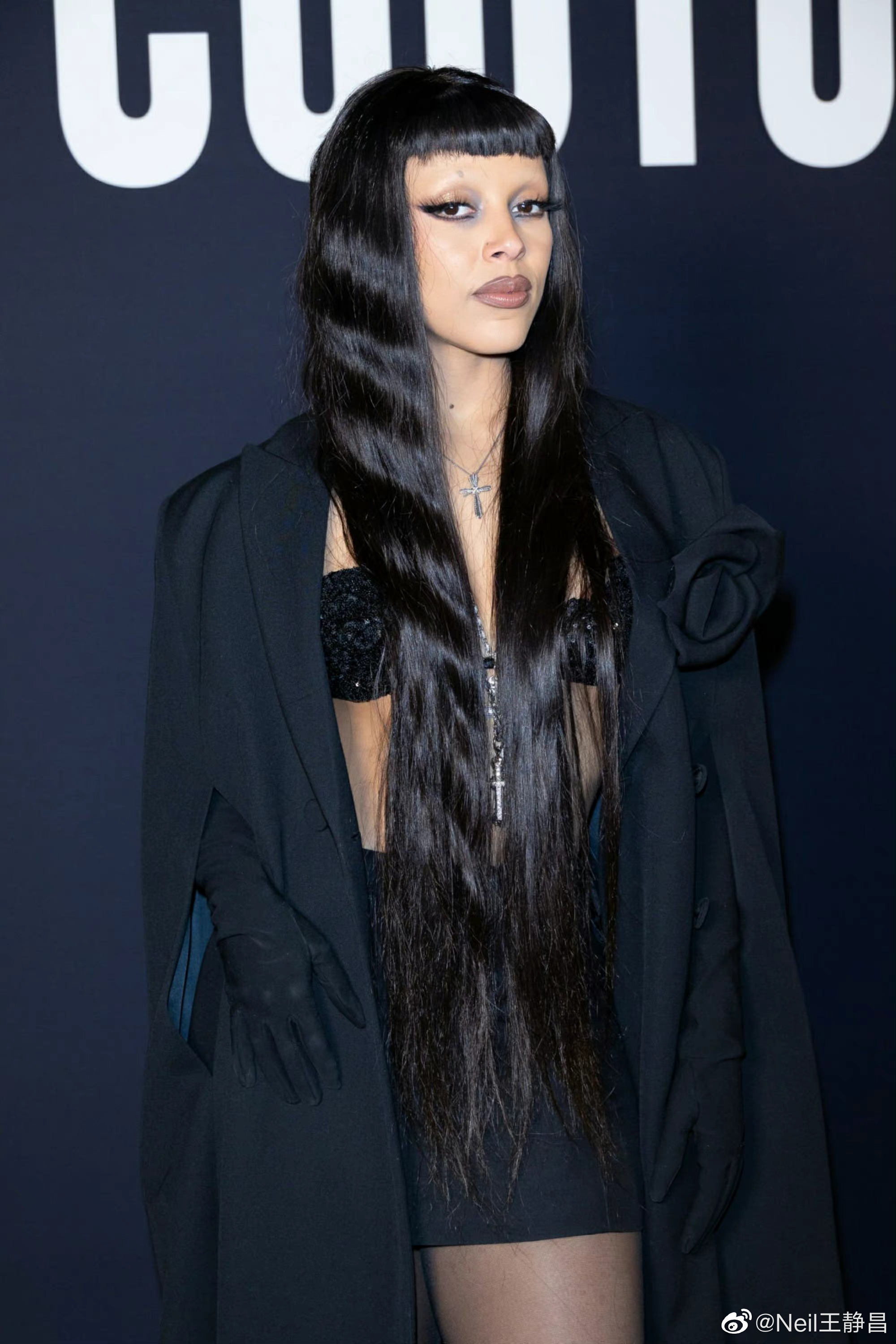 豆荚猫Doja Cat出席巴黎高定时装周后面这几套相比第一套就“朴素”