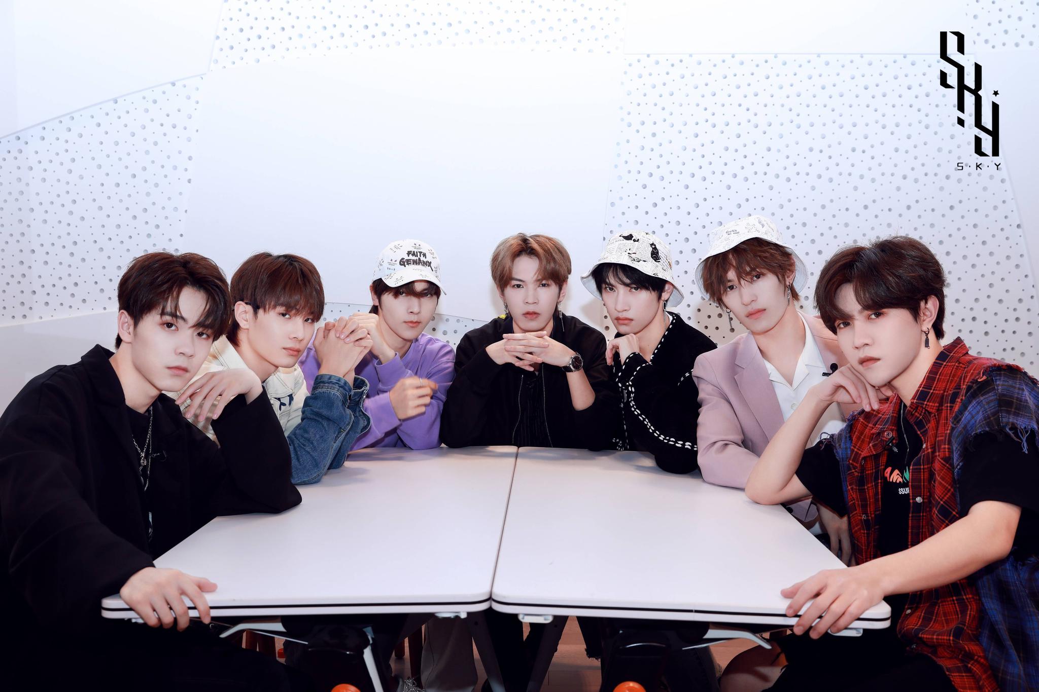 S.K.Y天空少年团的应援色出来了，蓝、黄、紫，你们觉得好看么？