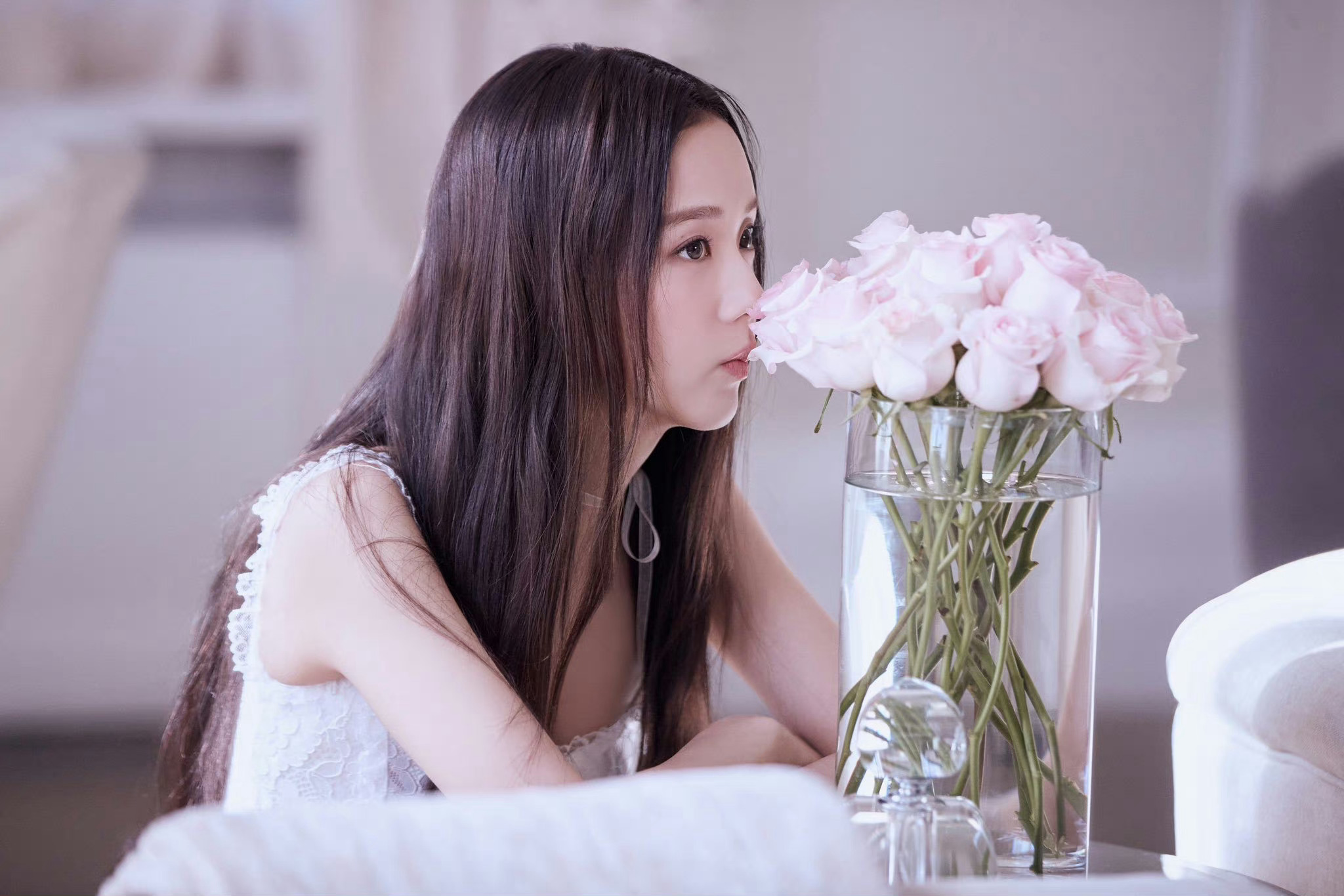 Jisoo金智秀 Flower MV幕后花絮照 秒变电影氛围！__财经头条