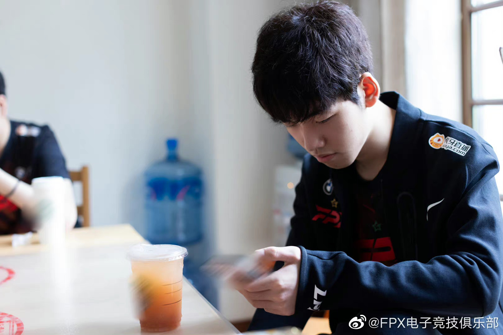 FPX分享赛区返图：📸 赛场掠影 · FPX vs V5