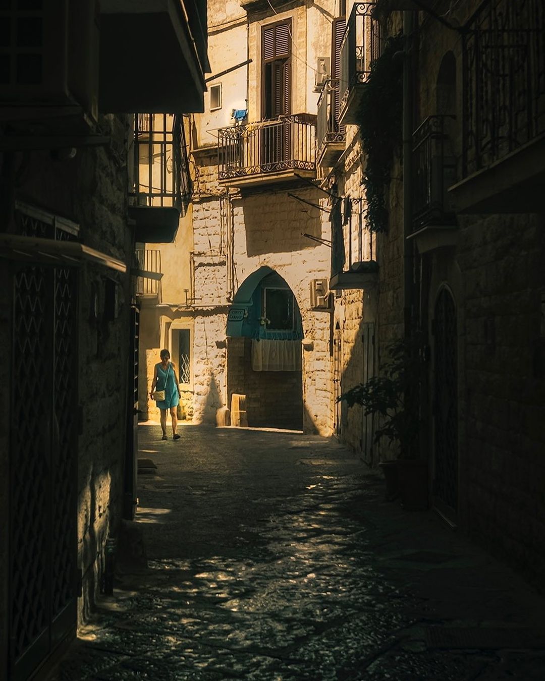 亚得里亚海岸，余晖下的老城巴里。 Photo by Li Fa__财经头条