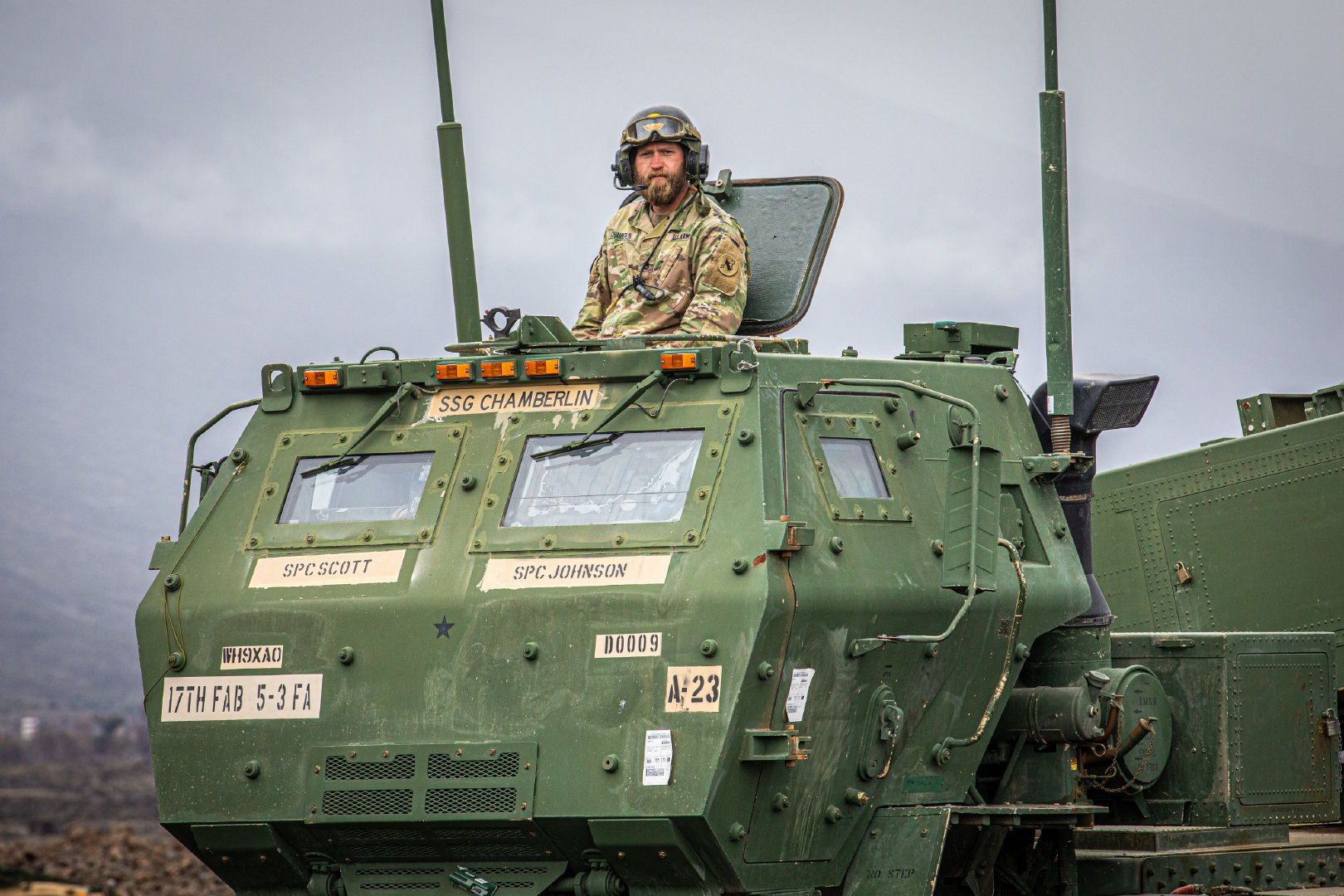 第5营一个连的M142 HIMARS在夏威夷波哈库洛亚训练场进行训练