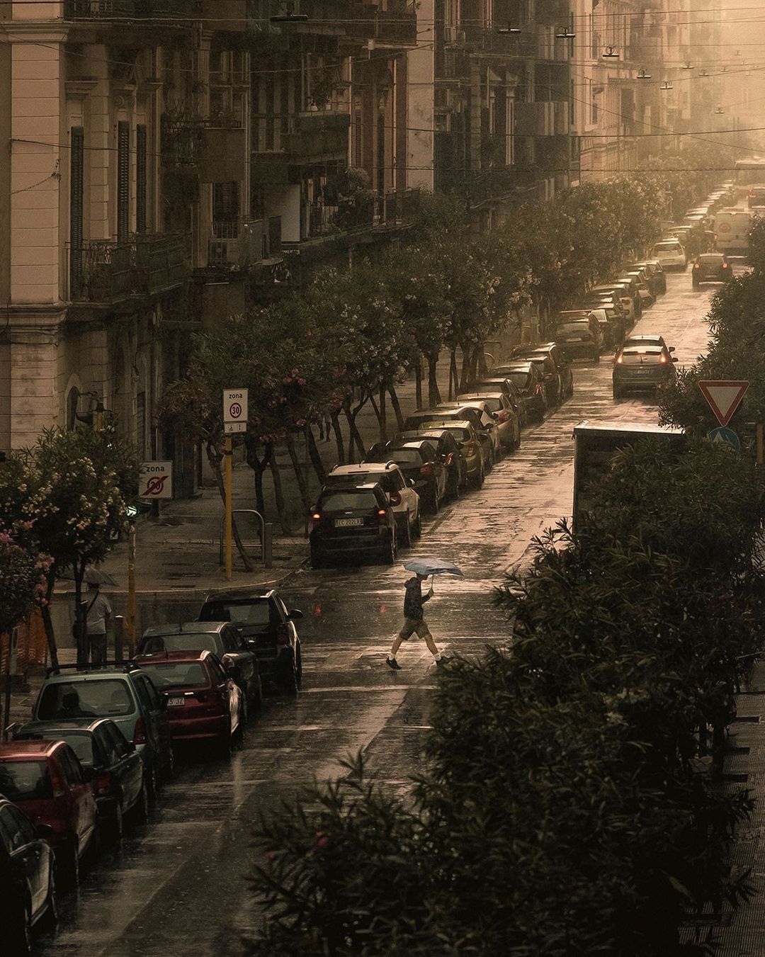 亚得里亚海岸，余晖下的老城巴里。 Photo by Li Fa__财经头条