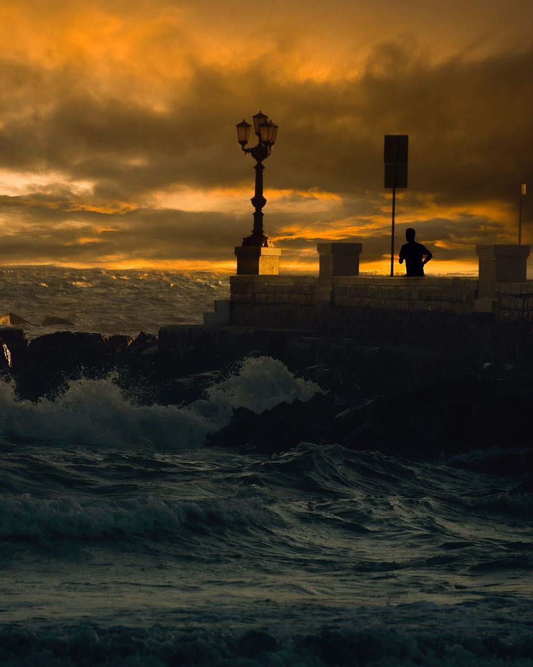 亚得里亚海岸，余晖下的老城巴里。 Photo by Li Fa__财经头条