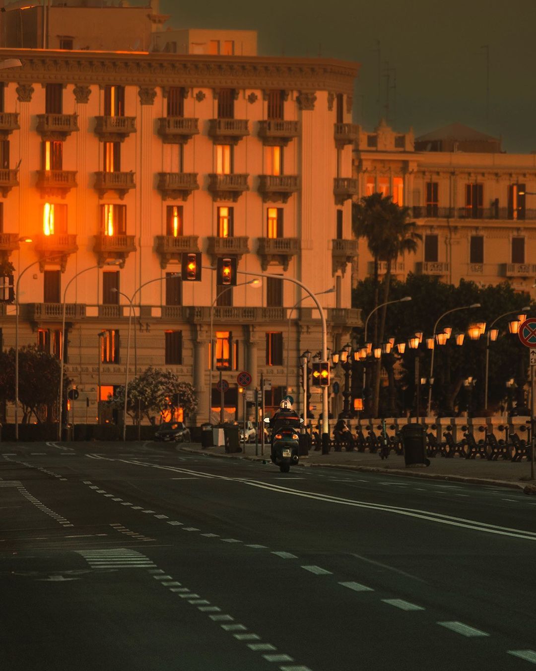 亚得里亚海岸，余晖下的老城巴里。 Photo by Li Fa__财经头条