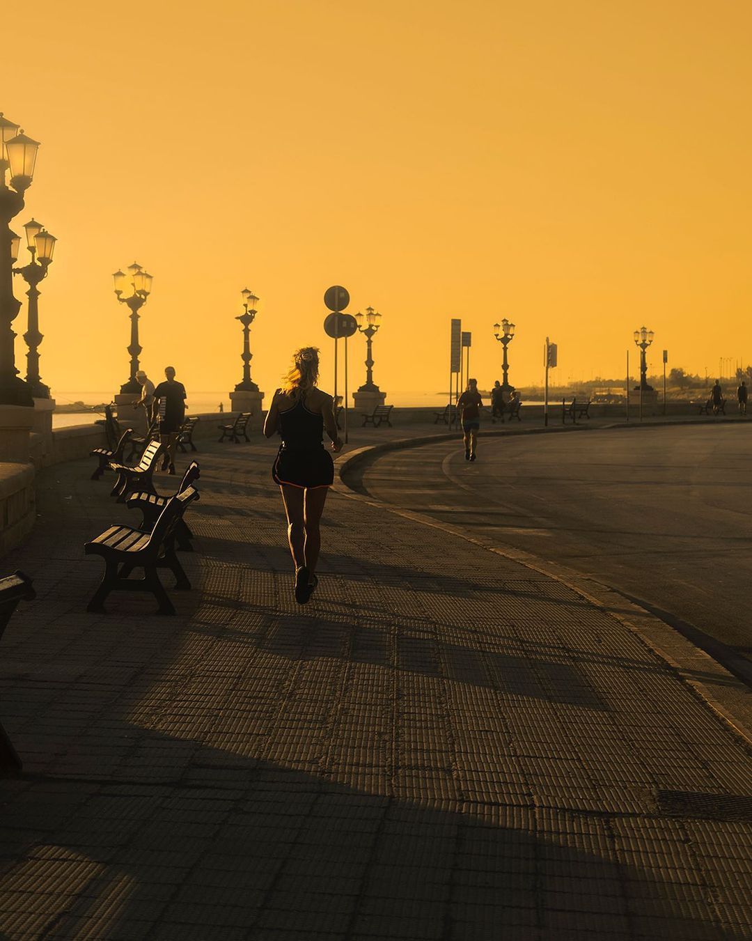 亚得里亚海岸，余晖下的老城巴里。 Photo by Li Fa__财经头条