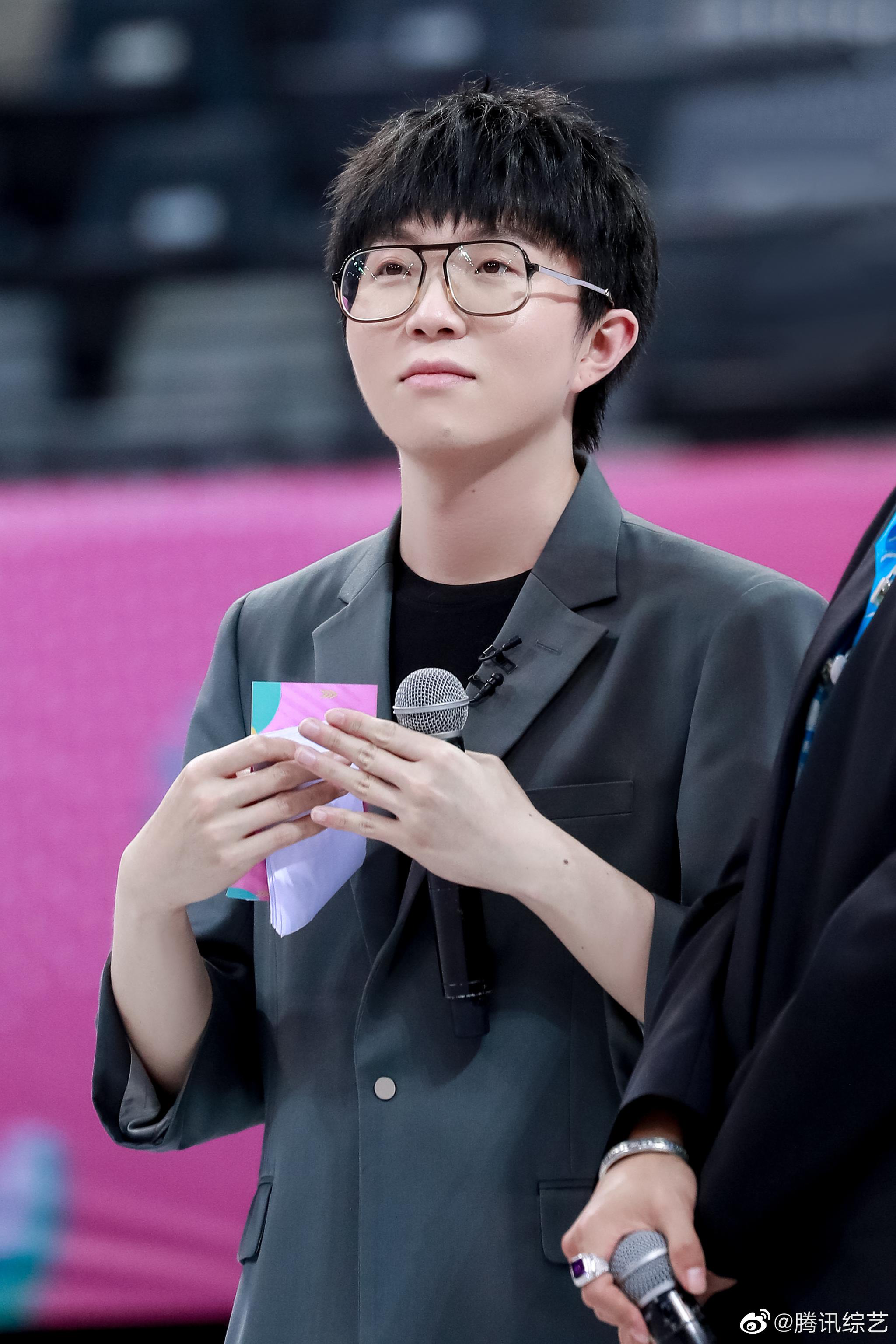 灰色成套中袖西装成熟稳重……