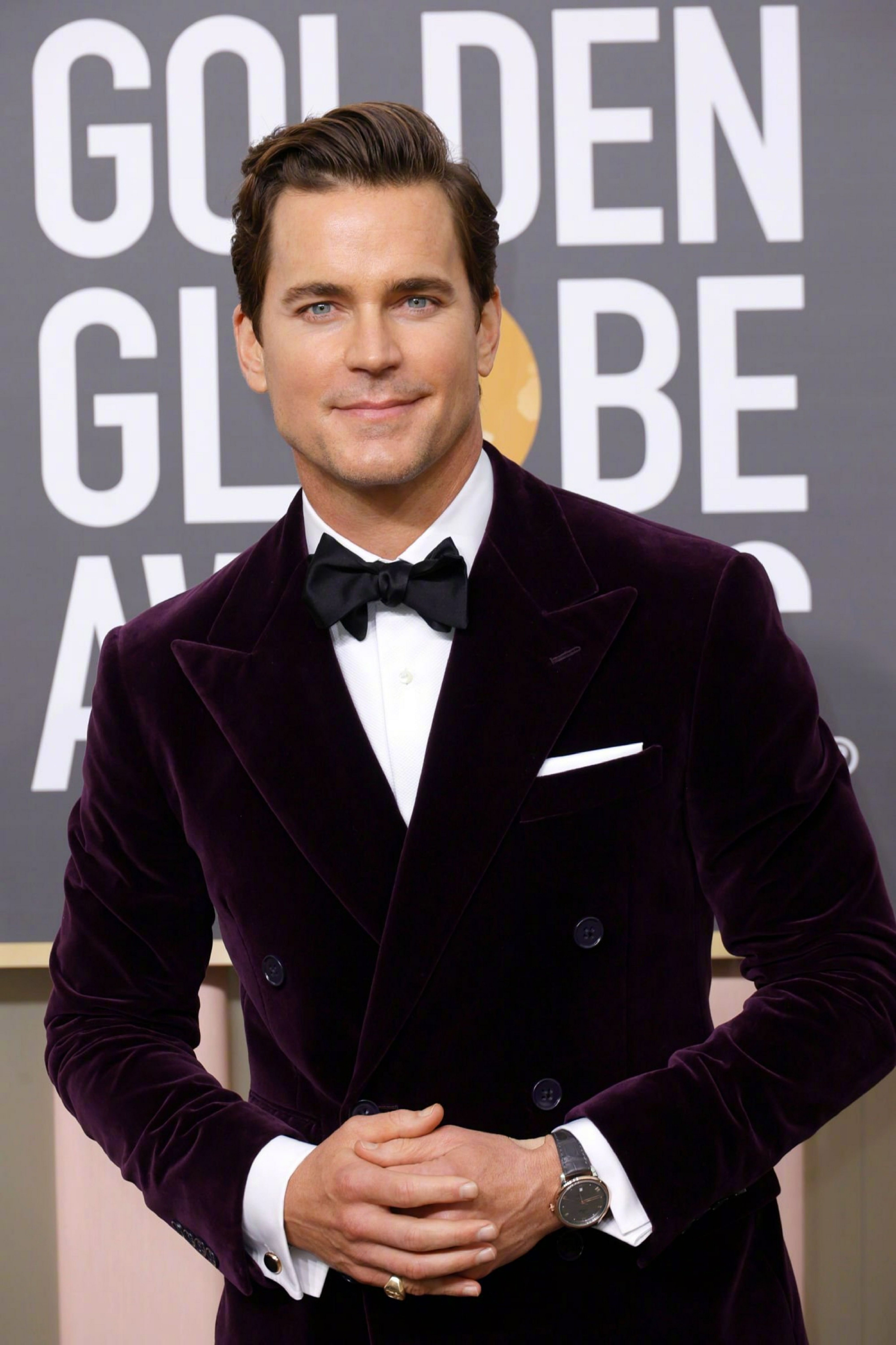 出席第80届颁奖典礼的孔雀Matt Bomer和爱人Simon Halls……__财经头条