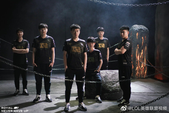 RNG拍摄花絮：坚定的目光，我们阔步向前！__财经头条