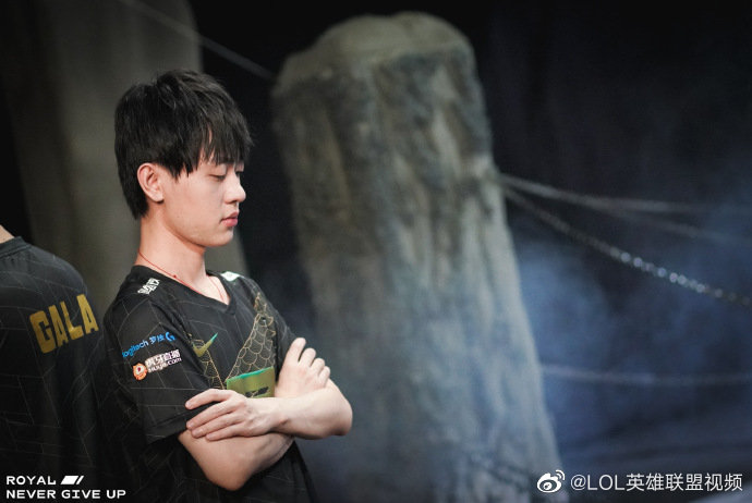 RNG拍摄花絮：坚定的目光，我们阔步向前！__财经头条