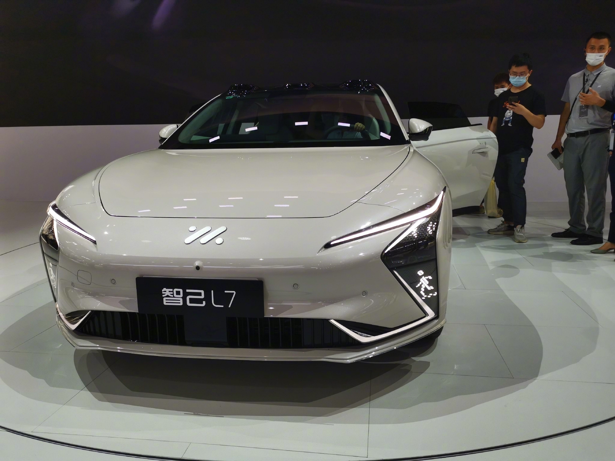 智己L7性能版概念车IML7发布，新车采用哑光灰色车身涂装……