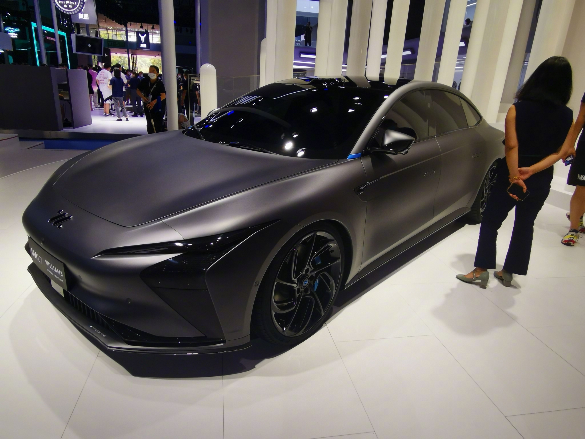 智己L7性能版概念车IML7发布，新车采用哑光灰色车身涂装……