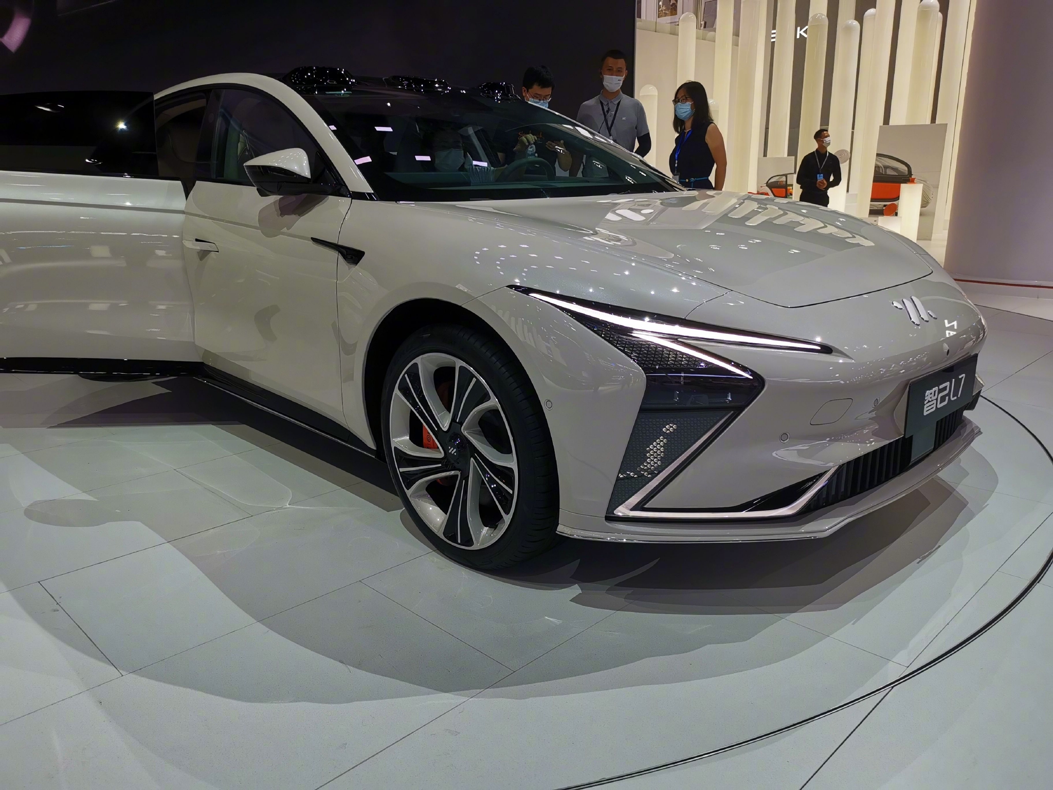 智己L7性能版概念车IML7发布，新车采用哑光灰色车身涂装……