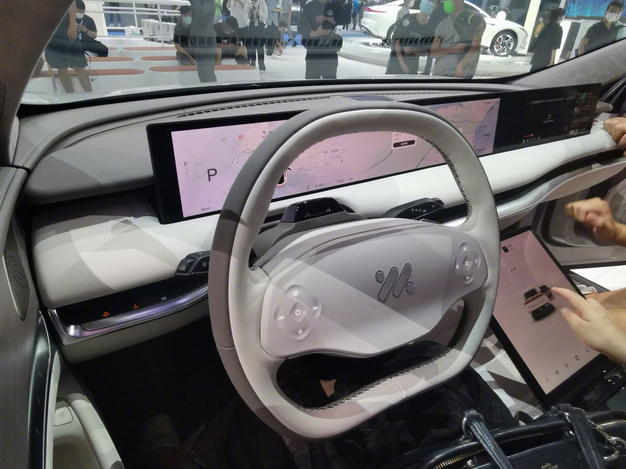 智己L7性能版概念车IML7发布，新车采用哑光灰色车身涂装……