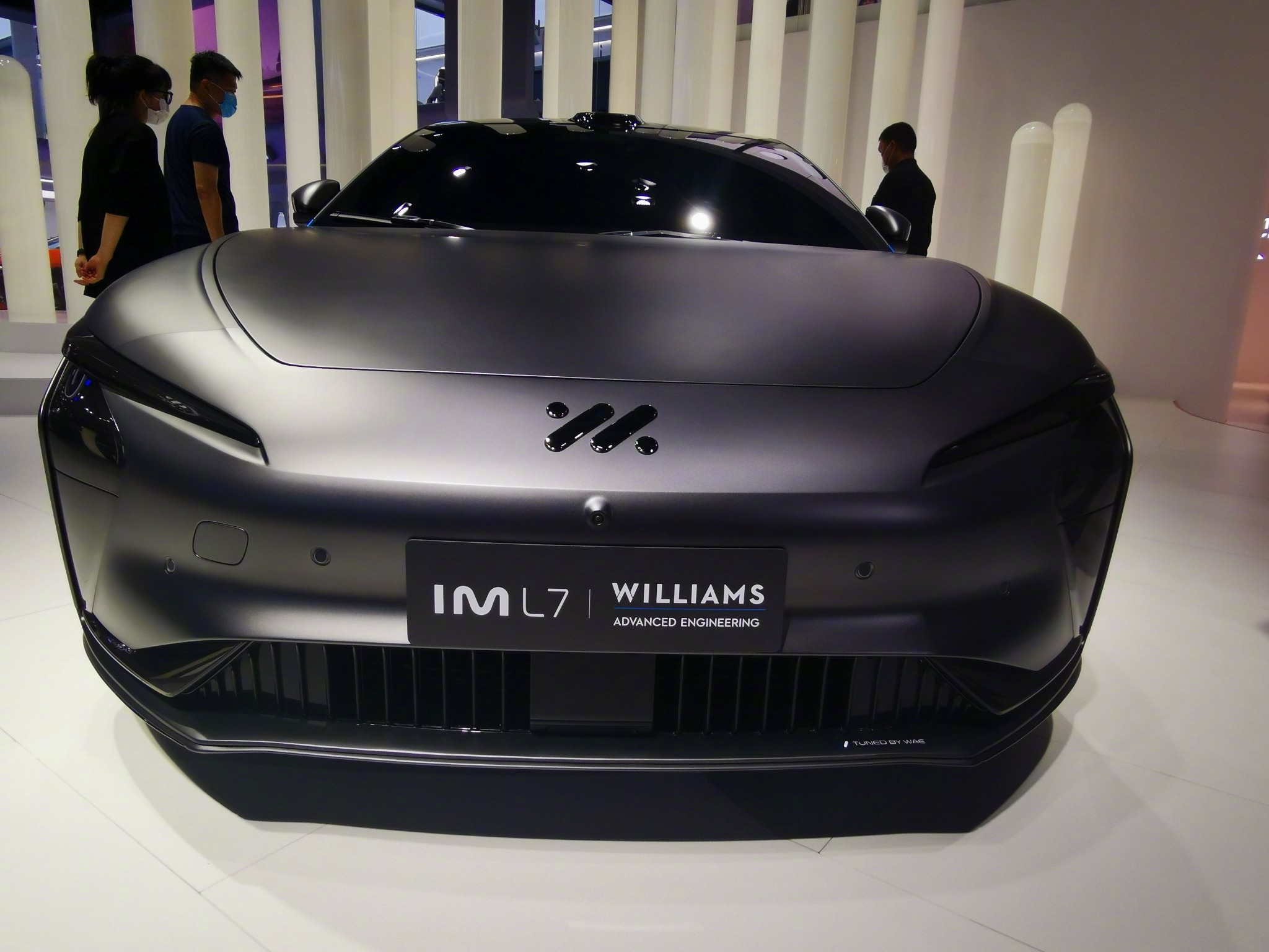 智己L7性能版概念车IML7发布，新车采用哑光灰色车身涂装……