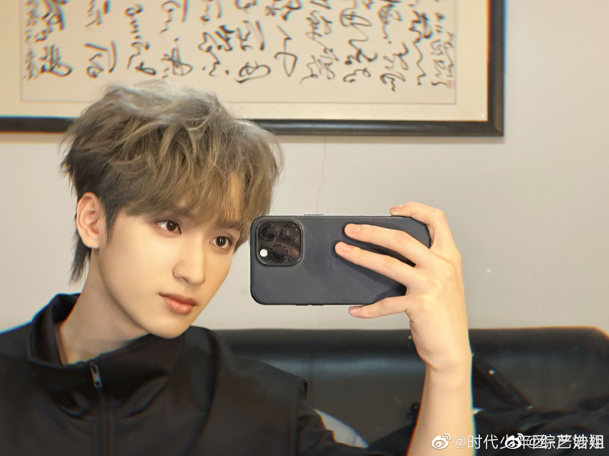 严浩翔在微博上晒出自己新发色二宫格自拍图🈶对着镜头比耶的小表……