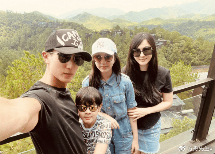 吴尊看澳网追星纳达尔，携家人与偶像合影，43岁妻子颜值气质出众