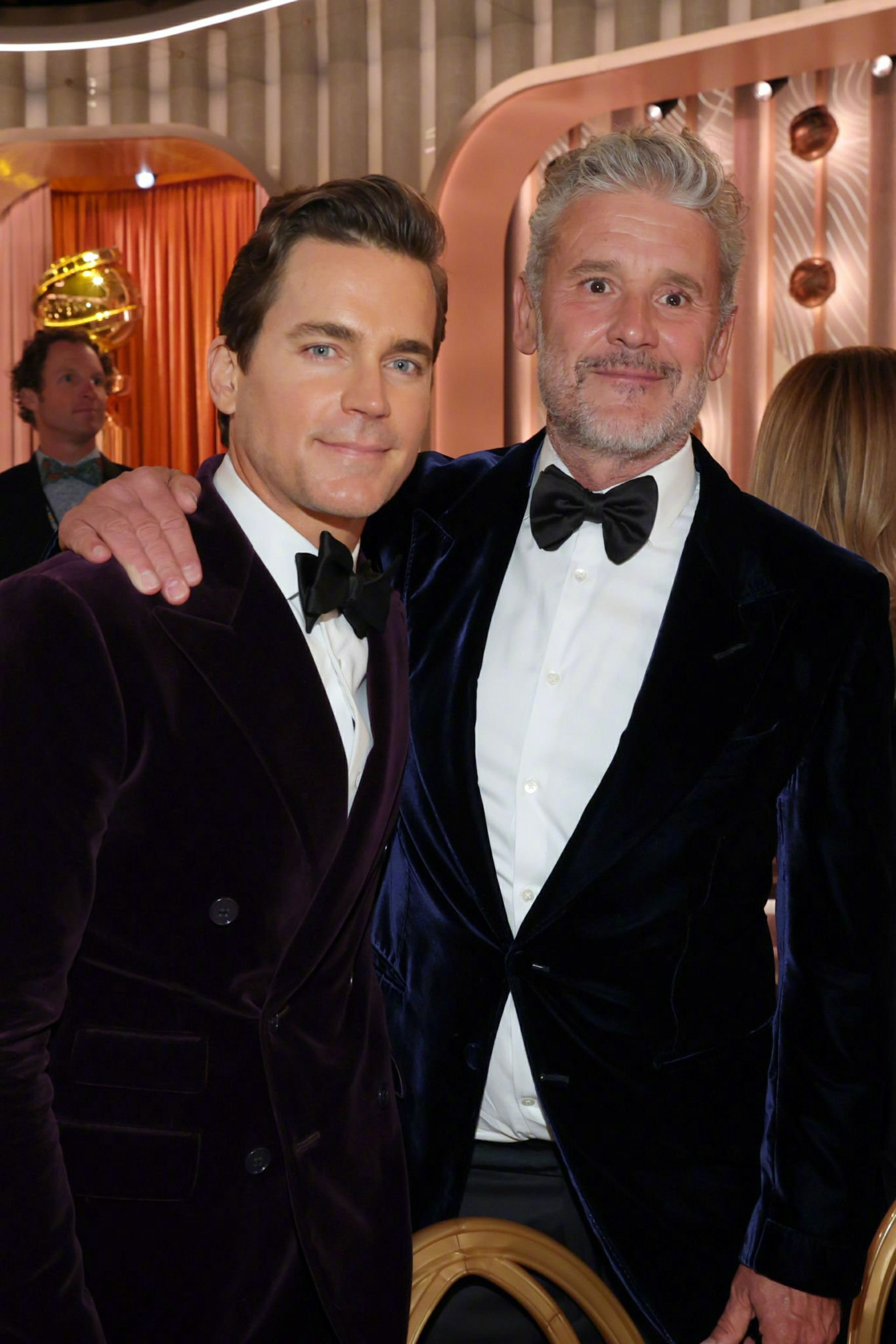 出席第80届颁奖典礼的孔雀Matt Bomer和爱人Simon Halls……__财经头条