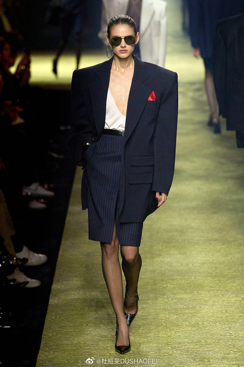 复古套装美学回归！ Saint Laurent 2023 秋冬女装系列大秀一览__财经头条