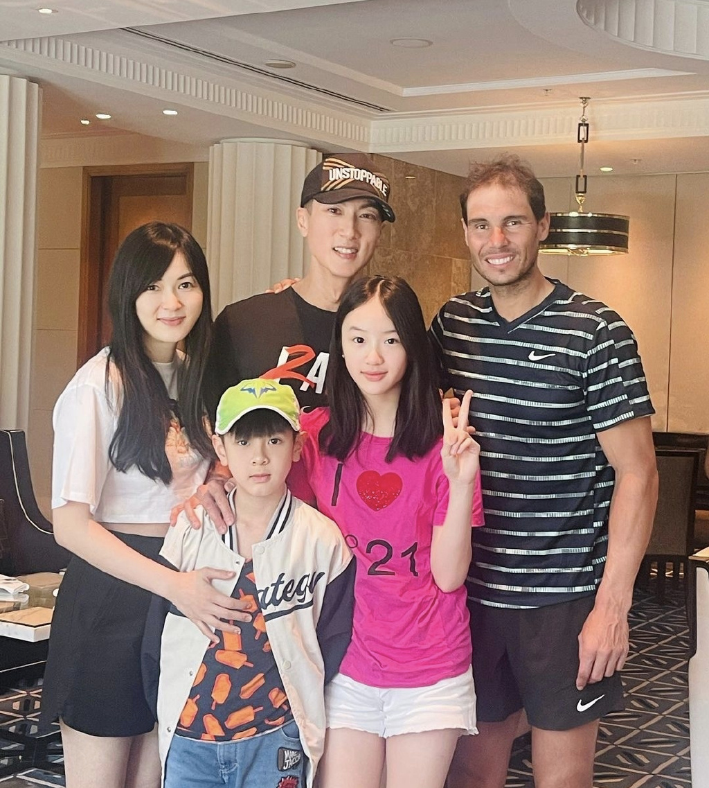 吴尊看澳网追星纳达尔，携家人与偶像合影，43岁妻子颜值气质出众