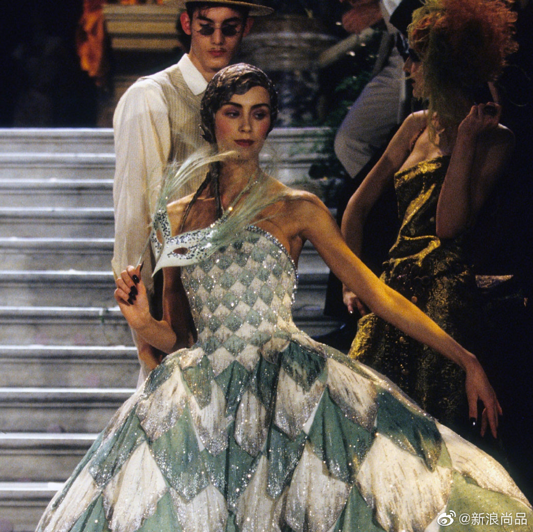 回顾经典的Christian Dior Spring 1998 Couture秀场