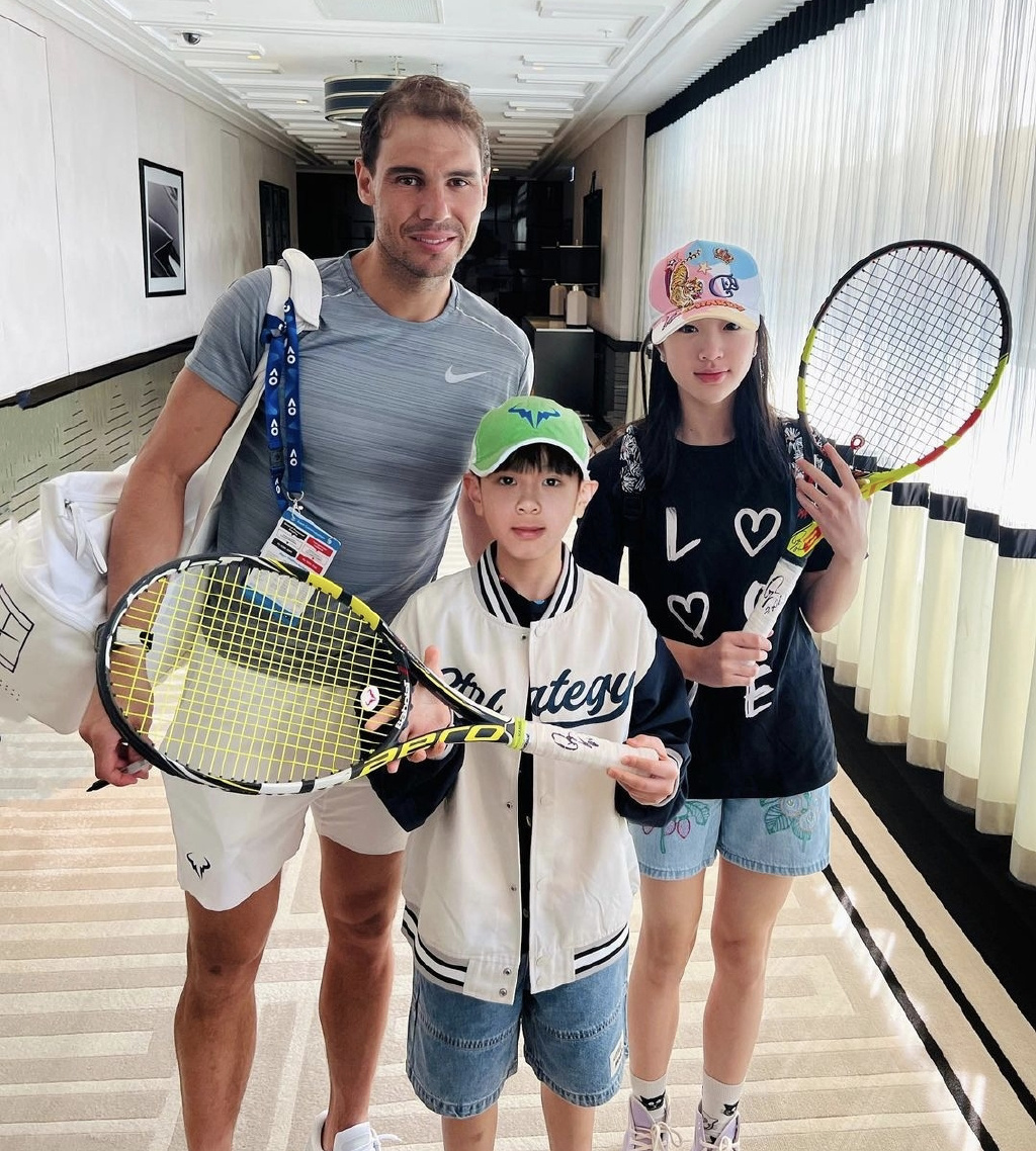 吴尊看澳网追星纳达尔，携家人与偶像合影，43岁妻子颜值气质出众