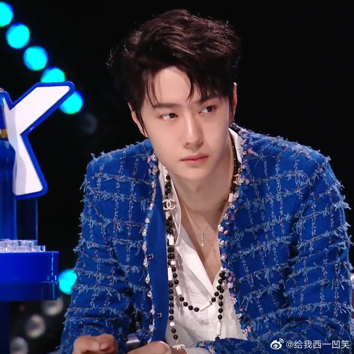 王一博街舞5总决赛小香风造型，街舞5黑色镶钻裤子，呜呜好帅！__财经头条