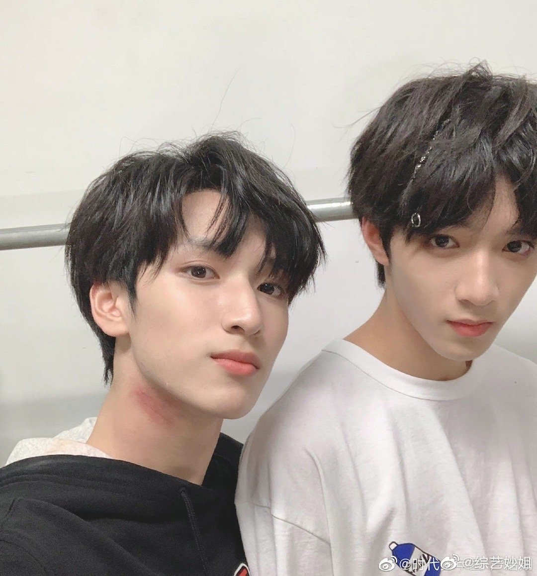 严浩翔晒合照为刘耀文庆生，长大是一件很酷的事……__财经头条