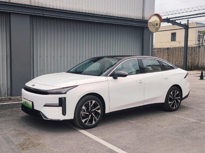吉利银河l6实车曝光,跟比亚迪秦plus抢“肉”吃? 新浪汽车