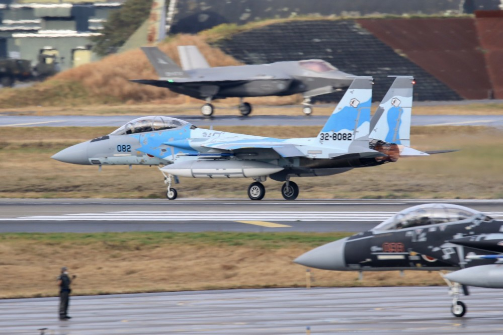 日本航空自卫队F-15J战斗机与F-35A战斗机进行联合训练