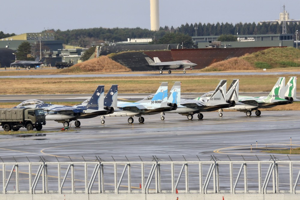 日本航空自卫队F-15J战斗机与F-35A战斗机进行联合训练