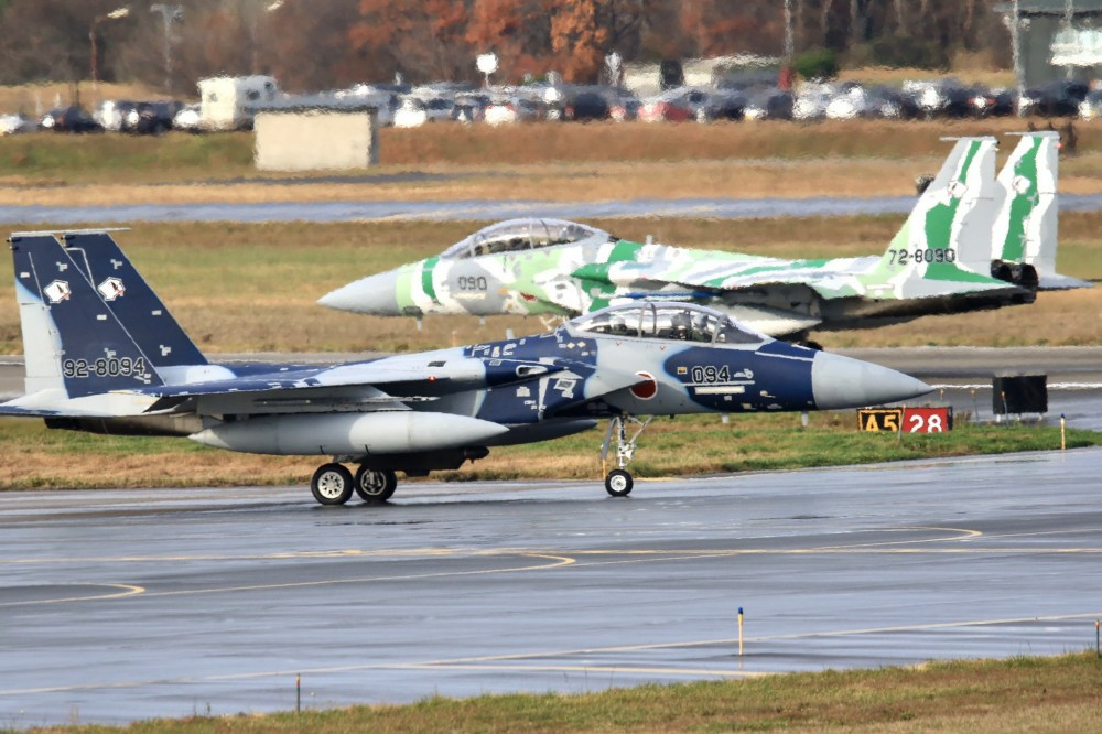 日本航空自卫队F-15J战斗机与F-35A战斗机进行联合训练