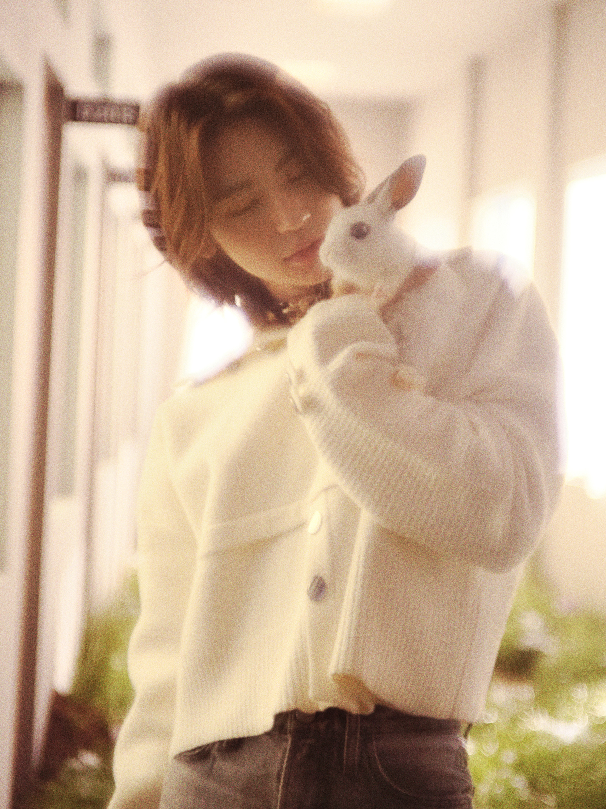 王琳凯新歌《Hadn’t Met You》MV白毛衣造型花絮照……__财经头条