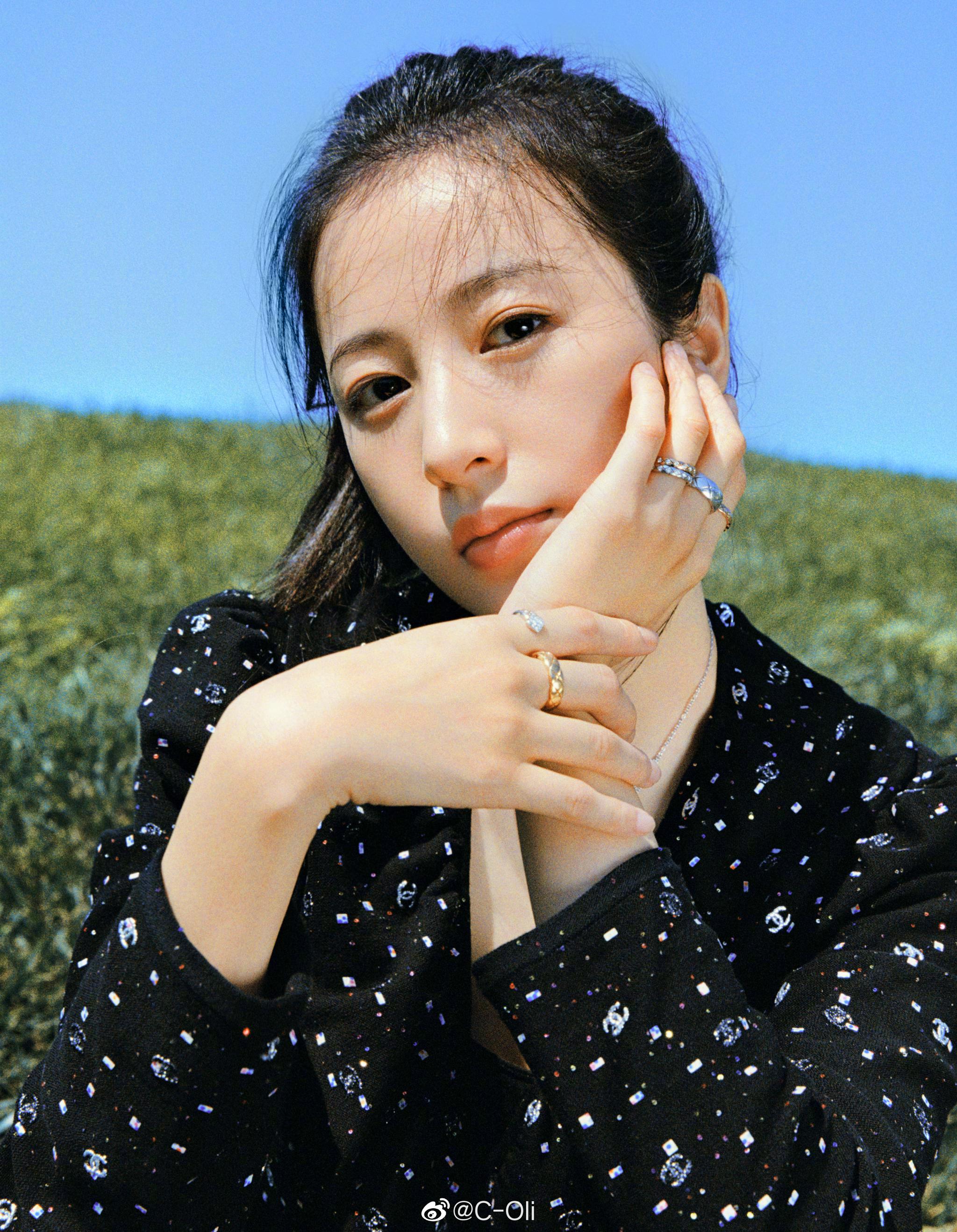 演员@周雨彤微博 佩戴CHANEL 拍摄了一组户外写真……|周雨彤|写真|拍摄_新浪新闻