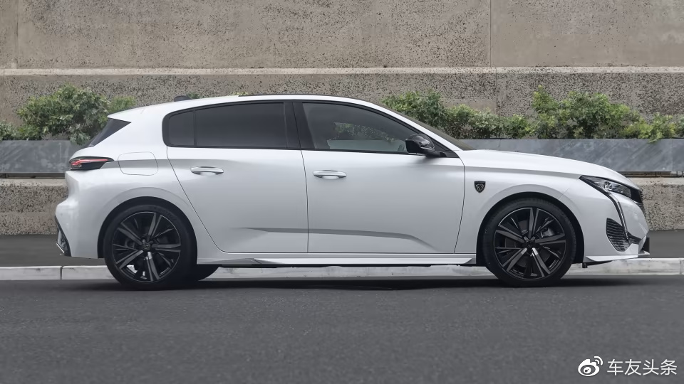 售价近30万元的法系两厢车 2023款标致308插混版海外上市__财经头条