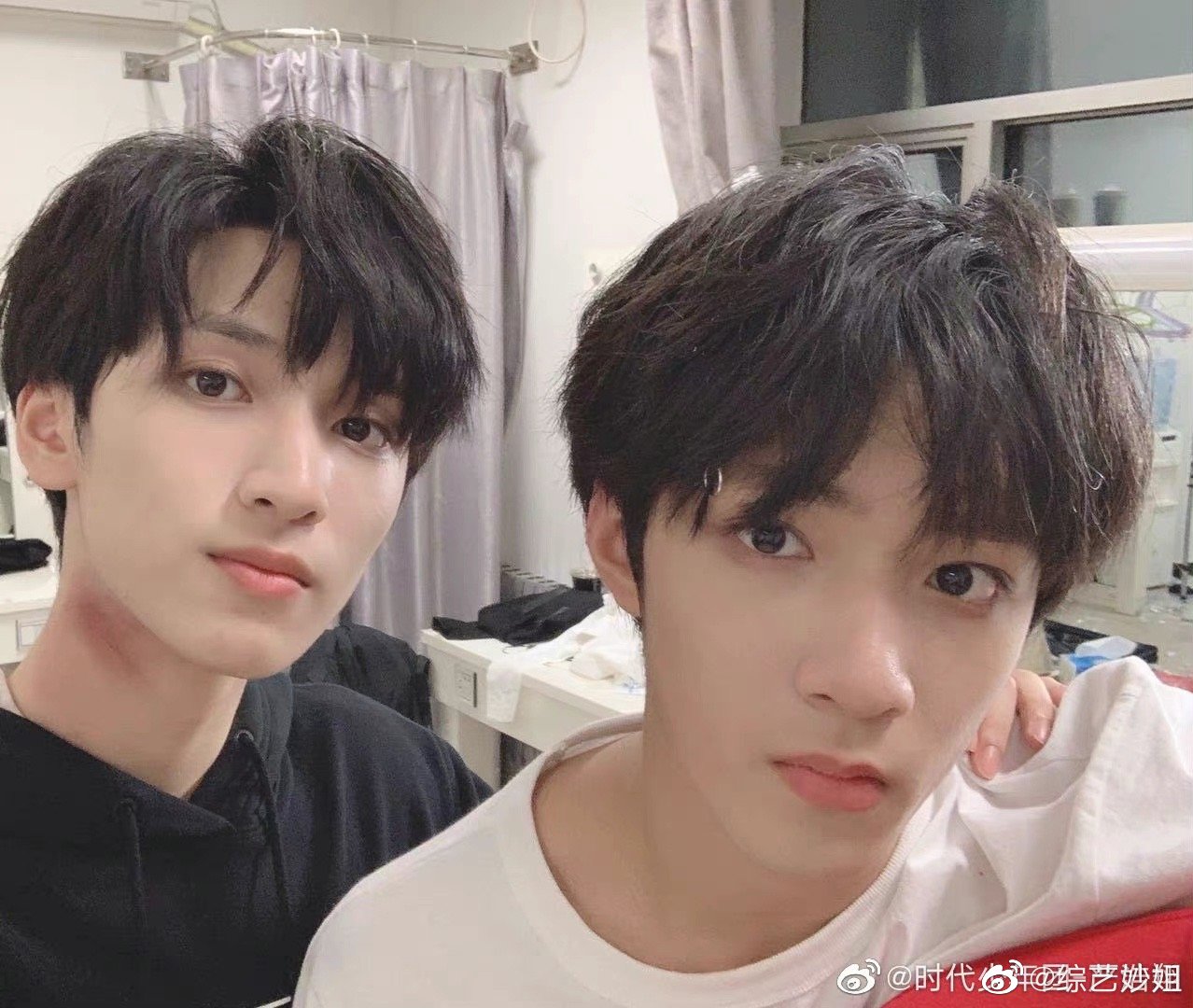 严浩翔晒合照为刘耀文庆生，长大是一件很酷的事……__财经头条