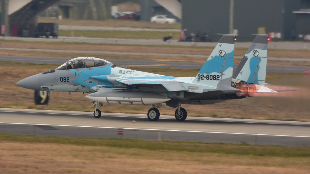 日本航空自卫队F-15J战斗机与F-35A战斗机进行联合训练