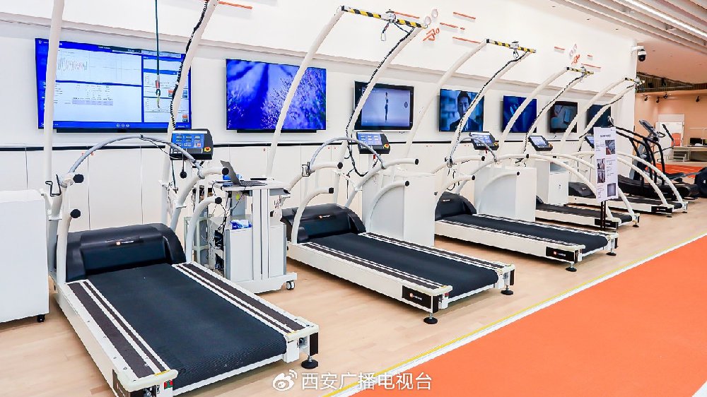 将6000米的高原“搬回”了实验室！探秘华为最大运动健康科学实验室|高原|华为|实验室_新浪新闻