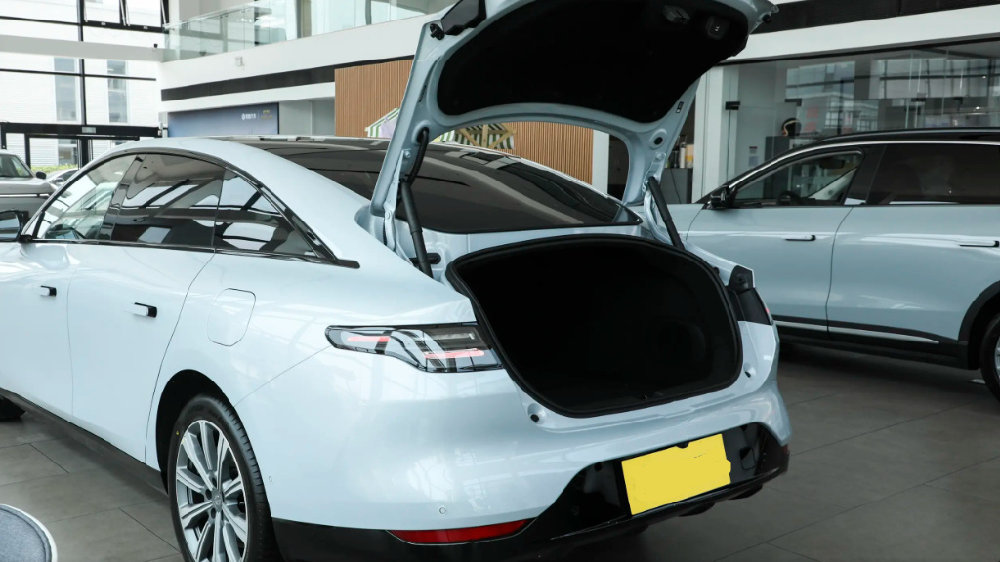 暑期10万级家用车如何选？零跑C01标配L2级驾驶+三联屏+8295芯片|三联|电池|车辆|座椅|轿车_新浪新闻