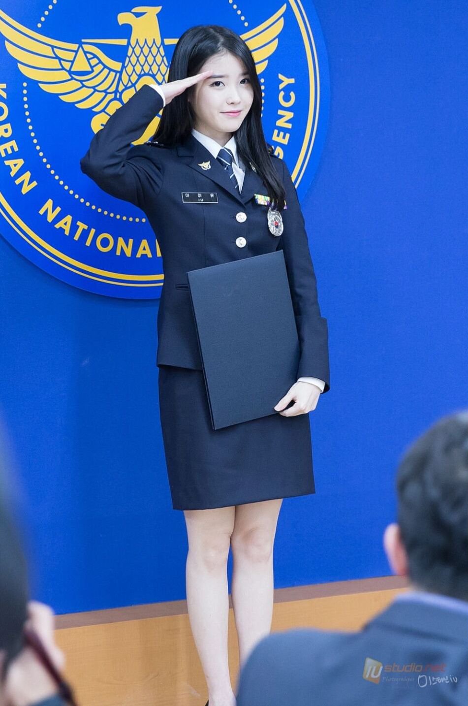 IU的警服造型好漂亮，很飒的IU警官__财经头条