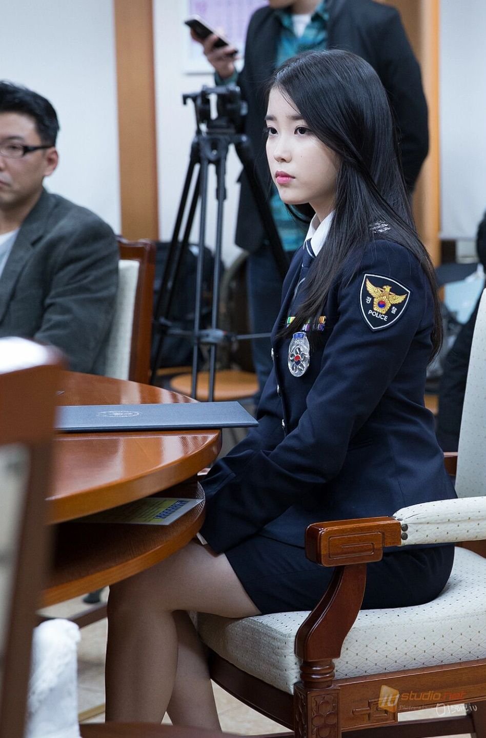 IU的警服造型好漂亮，很飒的IU警官__财经头条