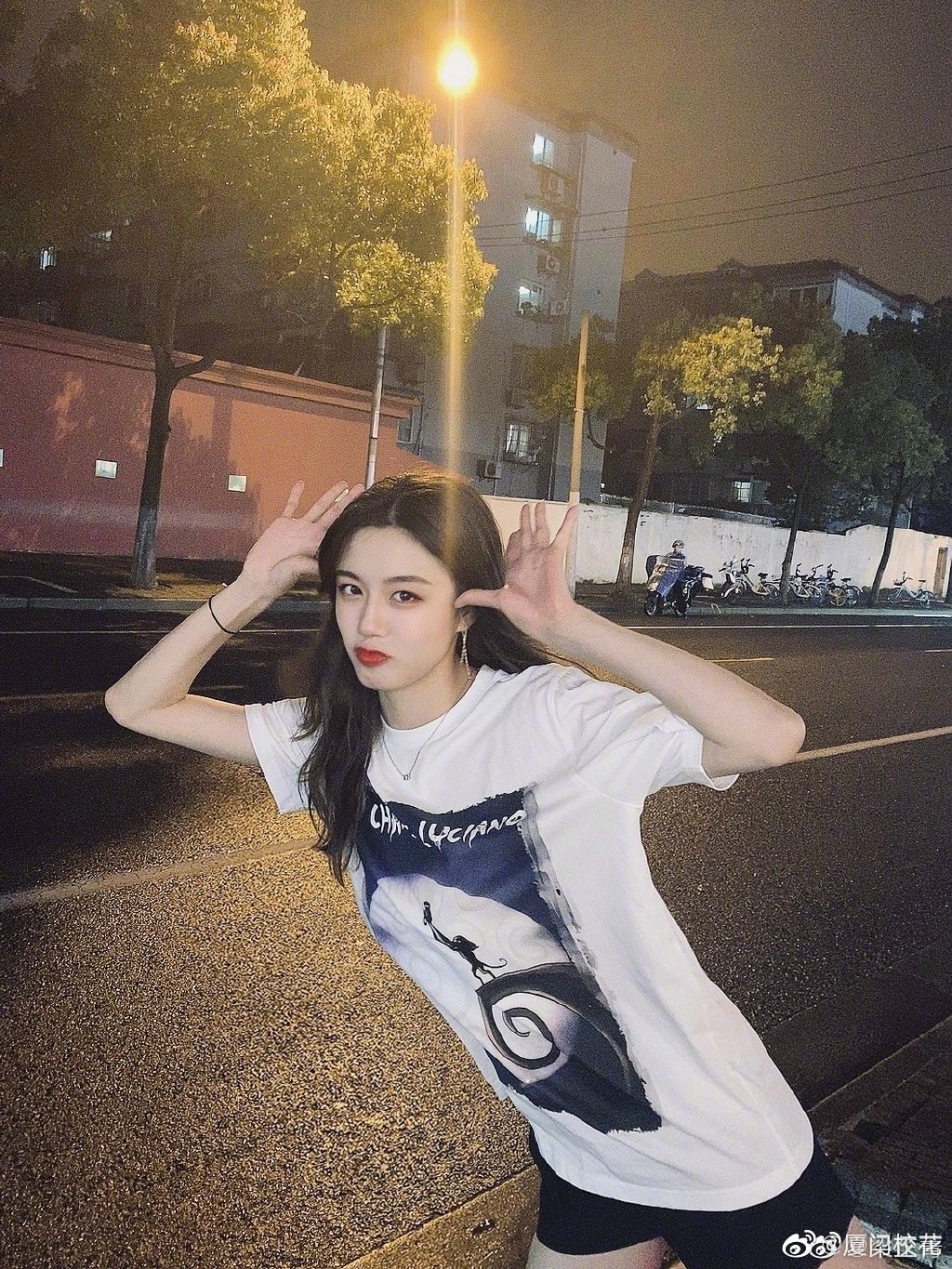 她叫梁芷菁 00年，就读于上海戏剧学院，身高166cm，很可爱的女生