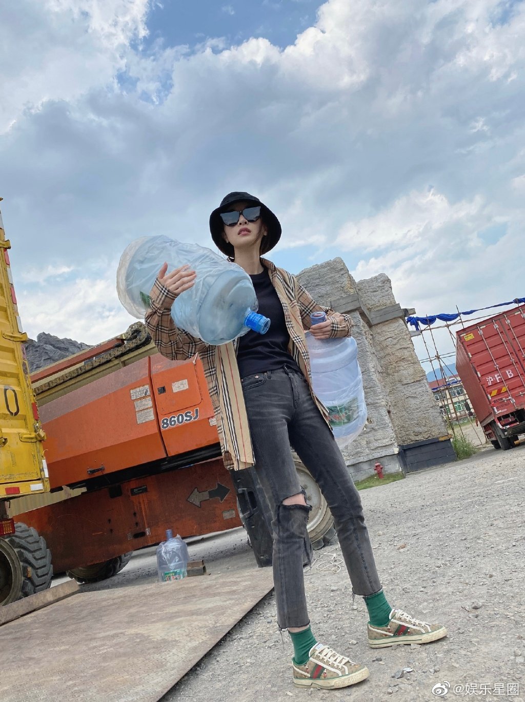 隆妮生活照，金丝框眼镜半永久吧，完完全全戳中我的心了……