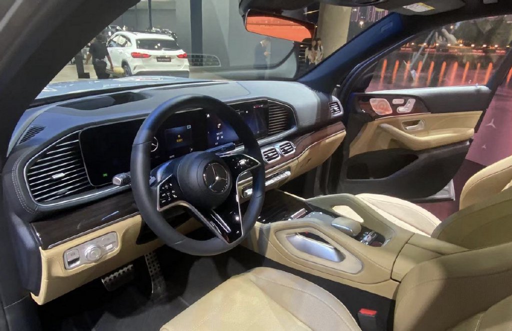 新款奔驰GLS上市：给个台阶，就敢涨价2.82万-新浪汽车