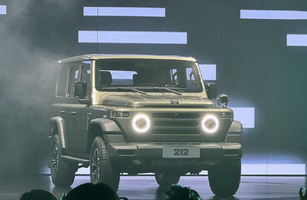 全新212首发亮相，还得是中国越野车鼻祖-新浪汽车