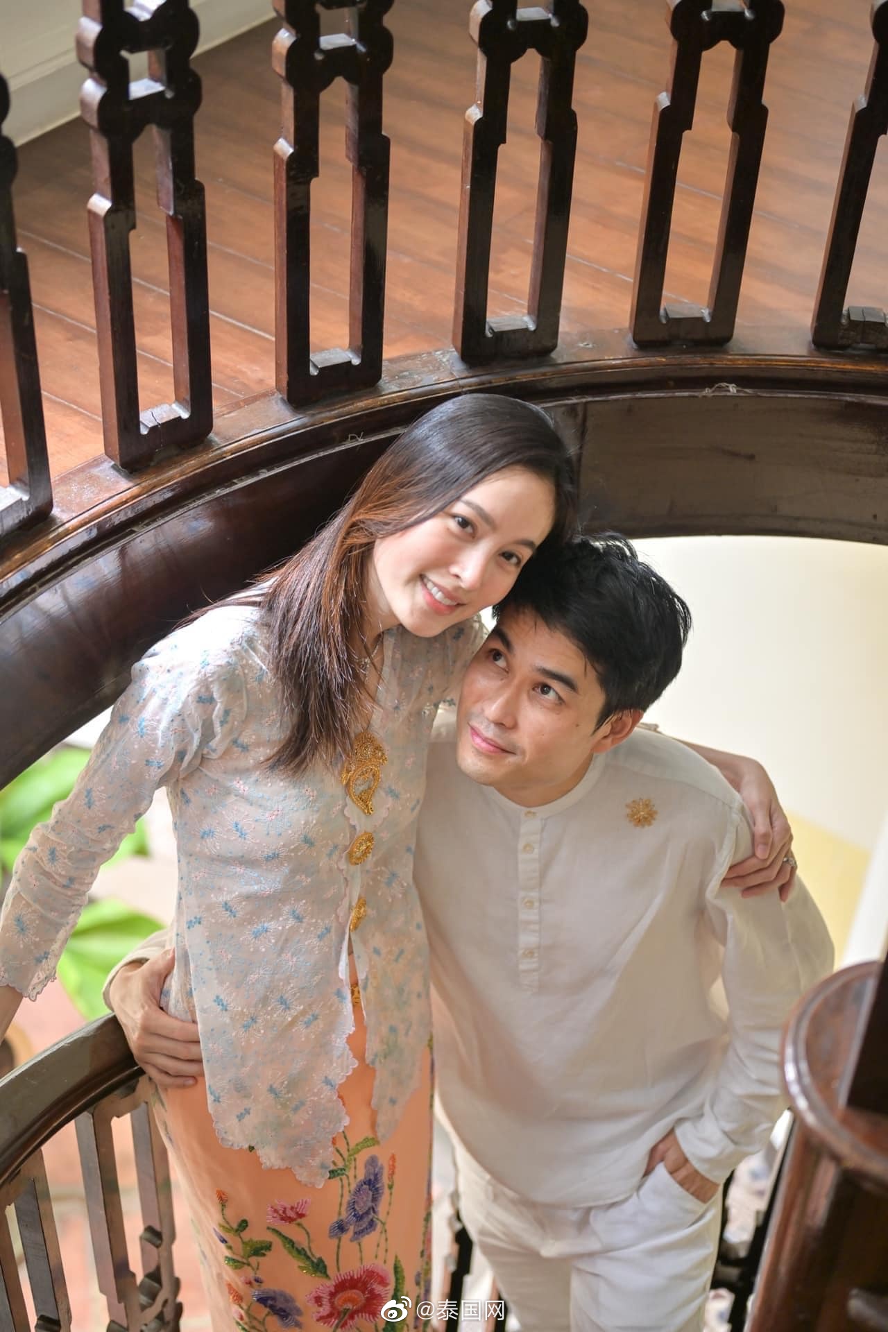 泰国最美变性人宝儿Poyd与未婚夫Oak婚前一起祭拜祖先__财经头条