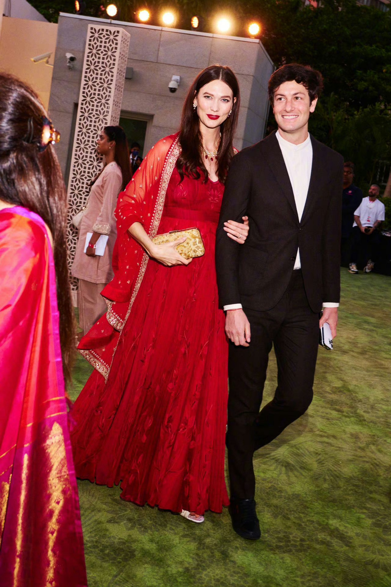 出席完Dior大秀的超模Karlie Kloss和丈夫Joshua Kushner ……__财经头条