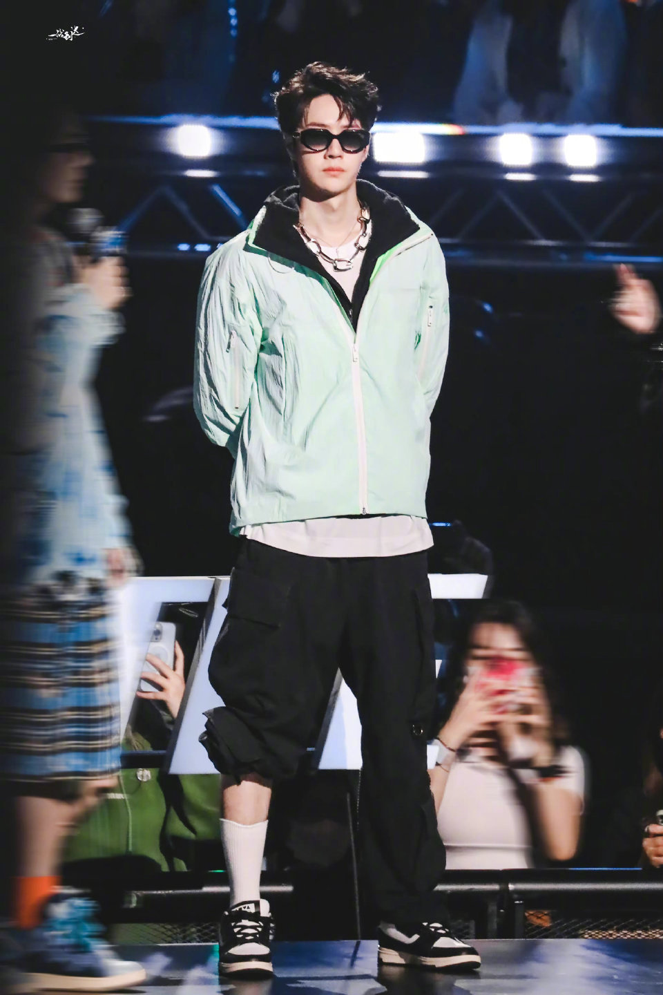 还有谁没看王一博街舞5开场秀吗 带上墨镜跳舞好帅……__财经头条